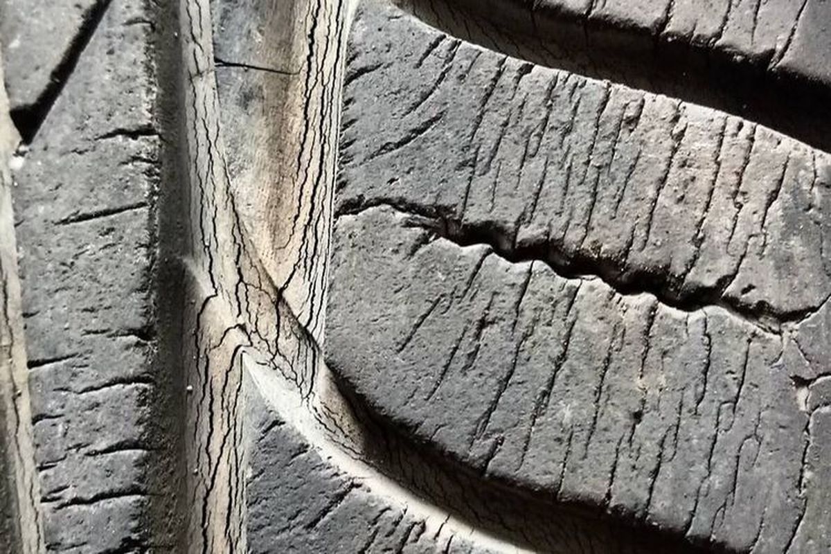 Pentingnya Melakukan Rotasi Ban Mobil untuk Mencegah Keretakan - Raja ...